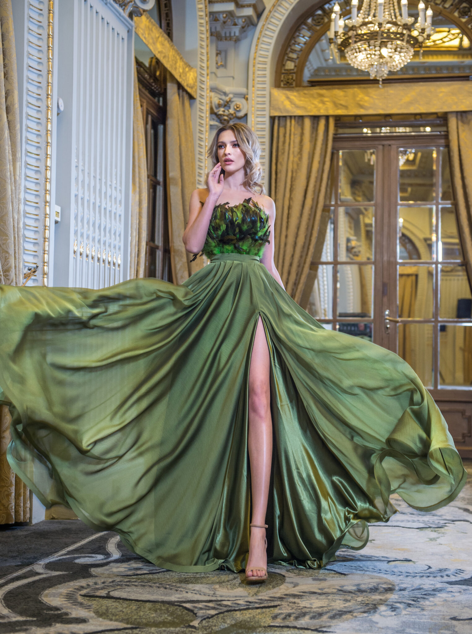 Rochie Lunga, Tip Corset, Din Voal cu Matase si Bust din Pene Naturale ...